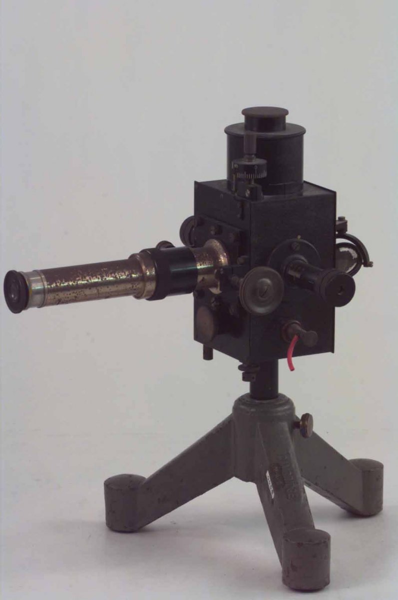 Fibre Electrometer - Physics Museum - The University of Queensland ...